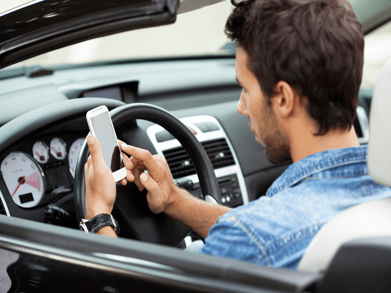 Illinois Laws on Driving While Using Cell Phones